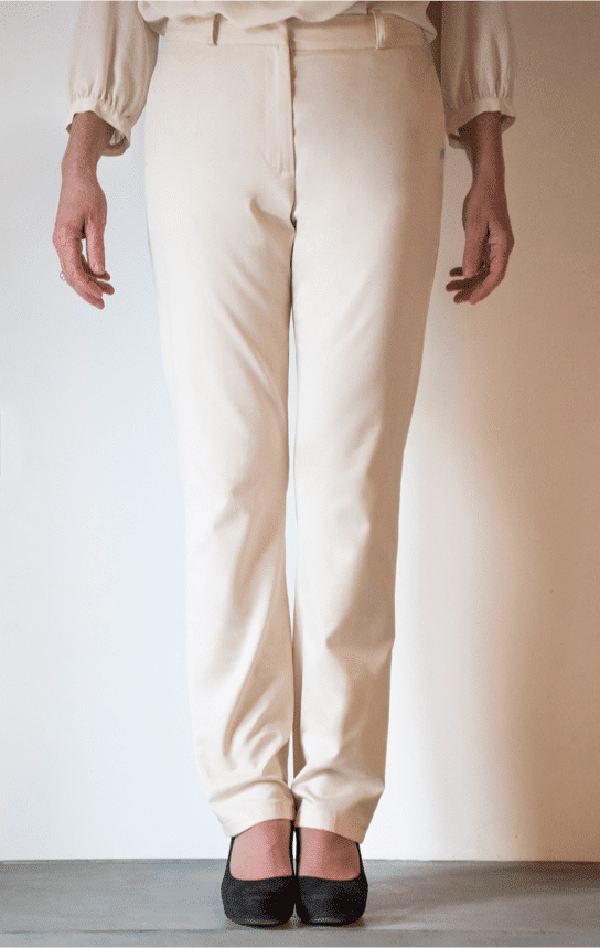 Le pantalon Essentiel en coton crème - C.BERGAMIA
